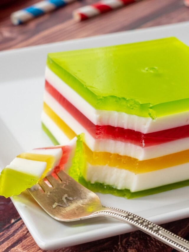 LAYERED CHRISTMAS JELLO - The Cookin Chicks