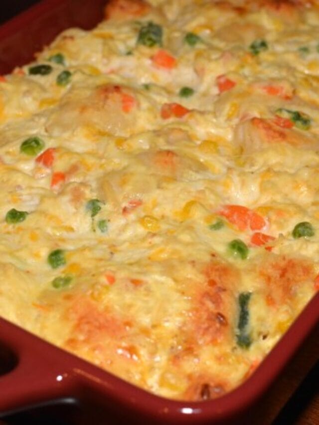 CHICKEN POT PIE BUBBLE UP CASSEROLE - The Cookin Chicks