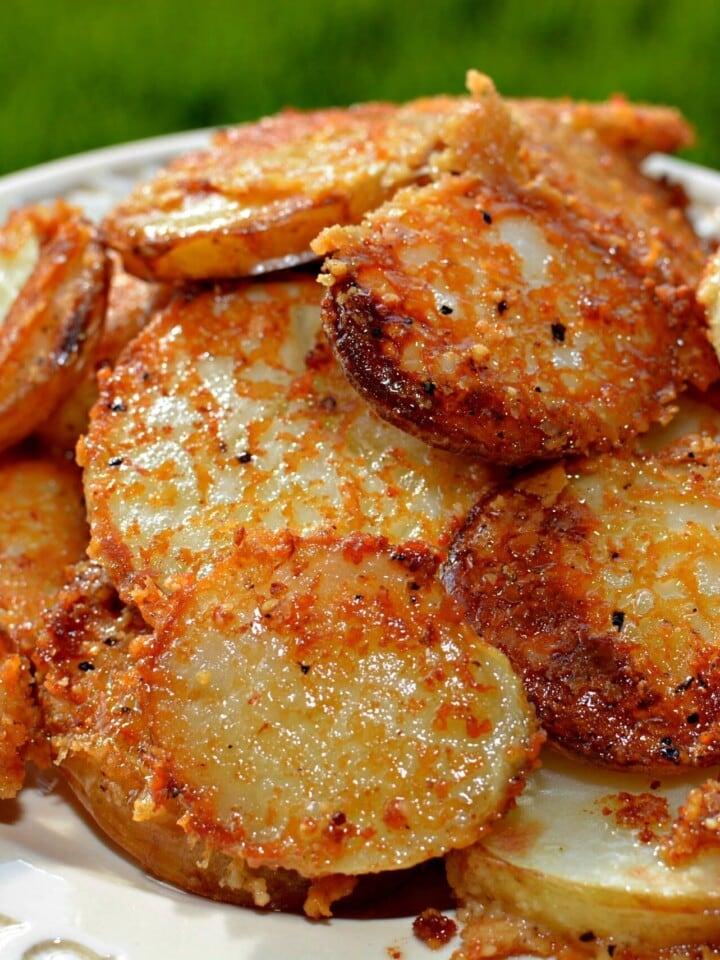 Grilled Cheesy Garlic Potatoes - The Cookin Chicks