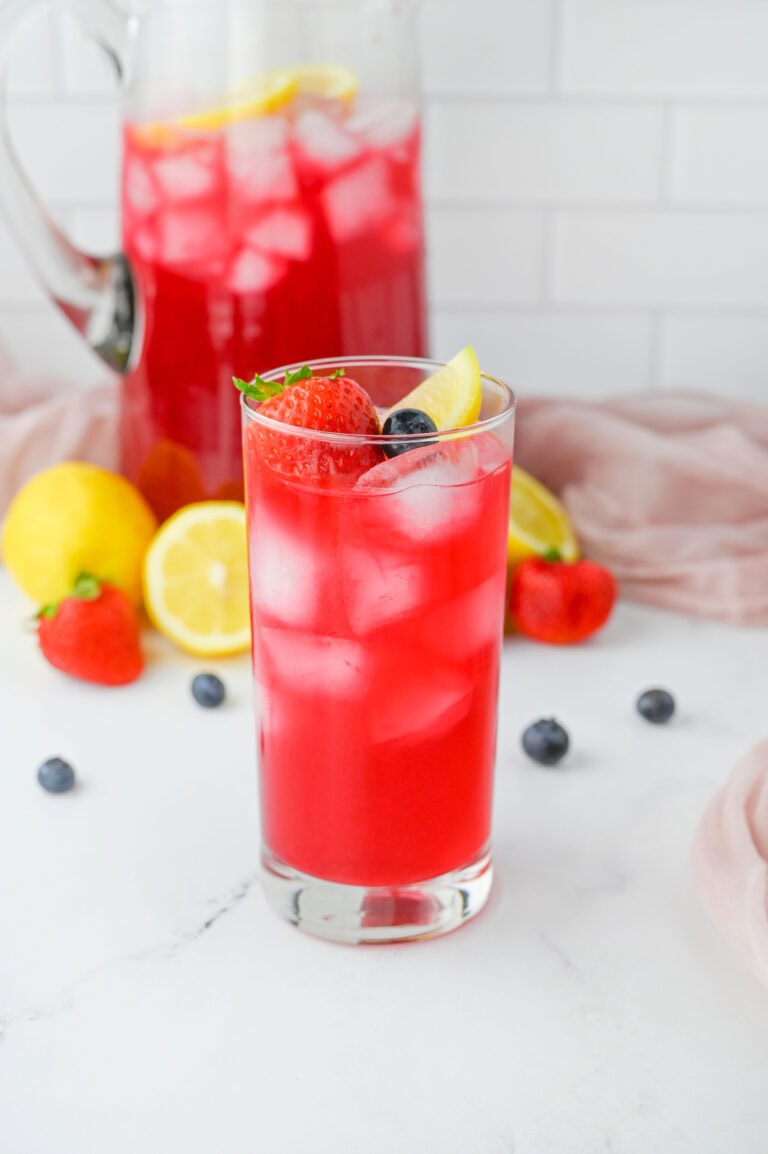 Berry Lemonade - The Cookin Chicks