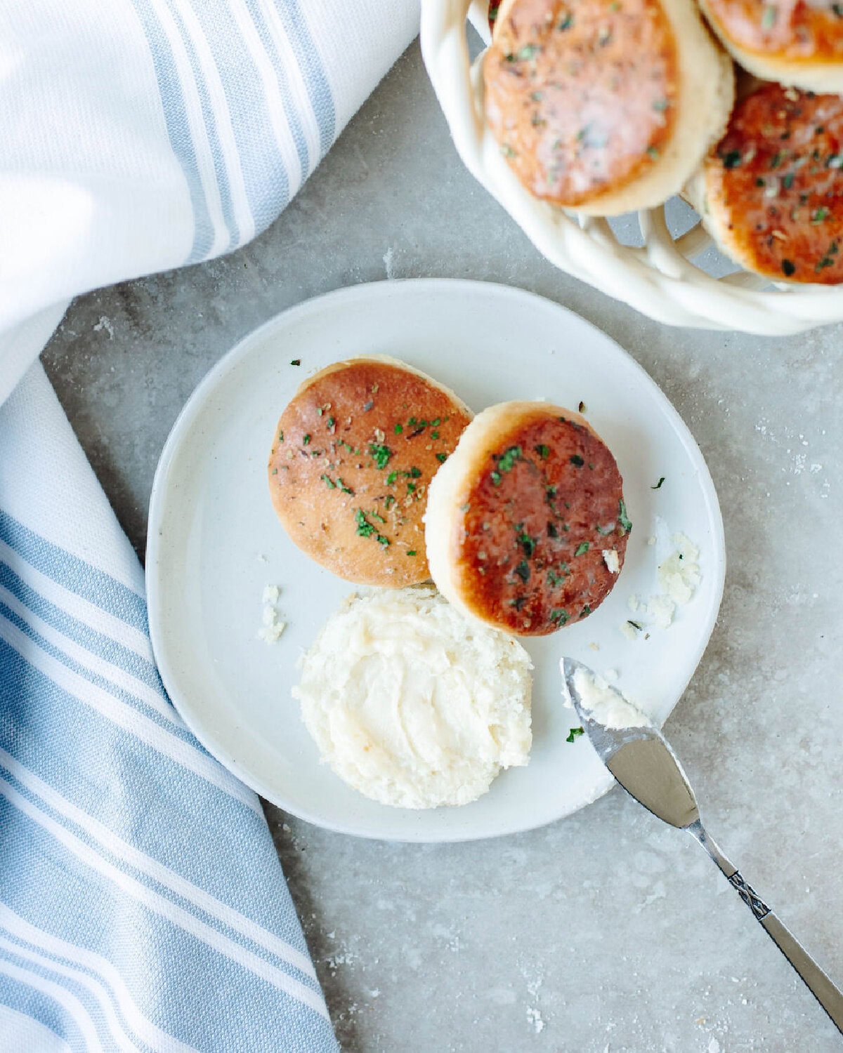 Easy 7 Up Biscuits - The Cookin Chicks